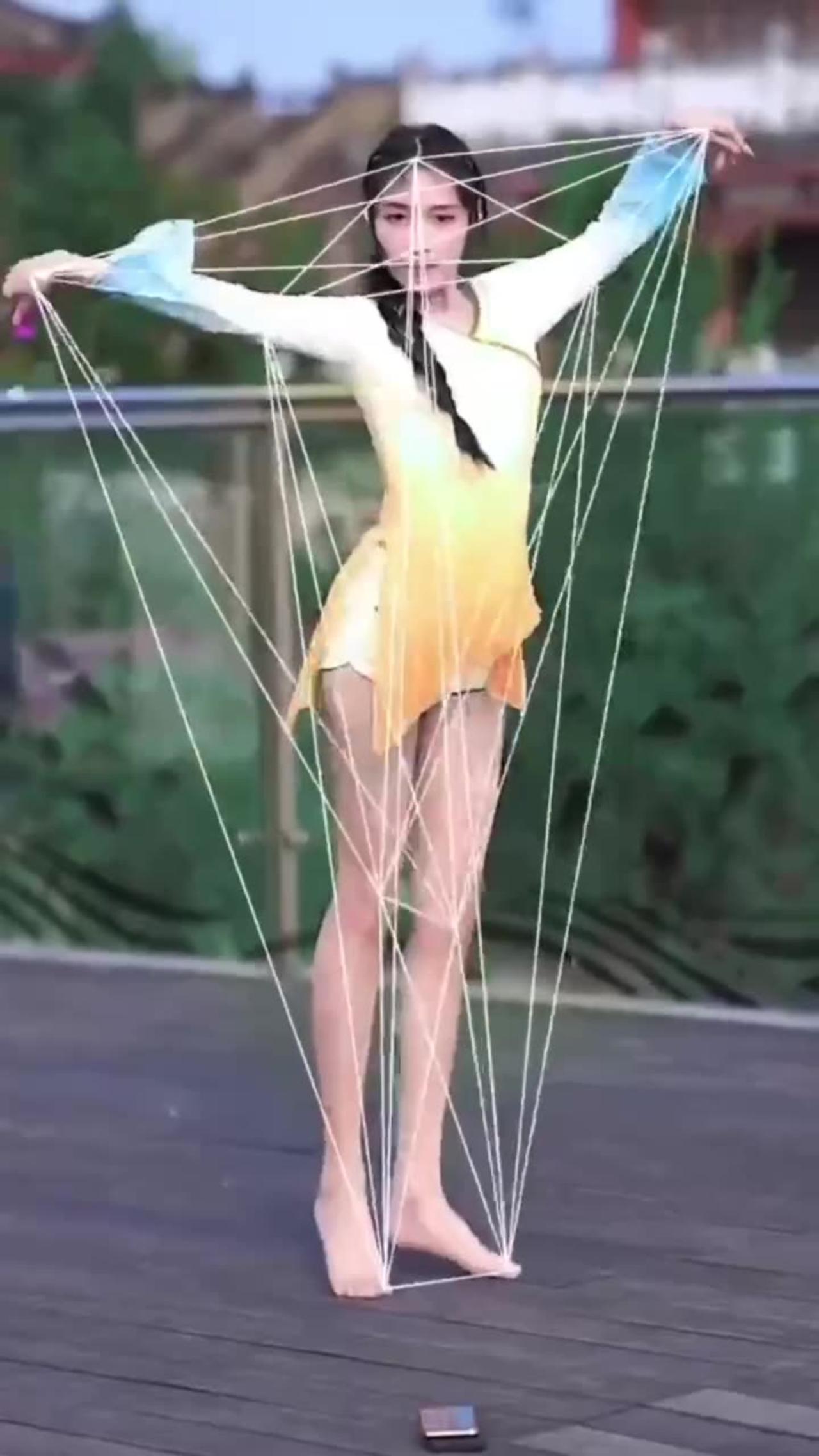 Have you ever seen a geometric dance like this? - One News Page VIDEO