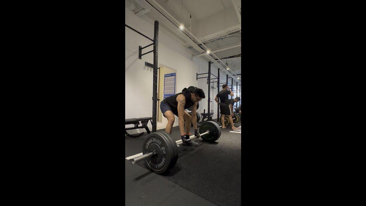 70 kg Sumo Deadlifts (107 % of body weight) - One News Page VIDEO