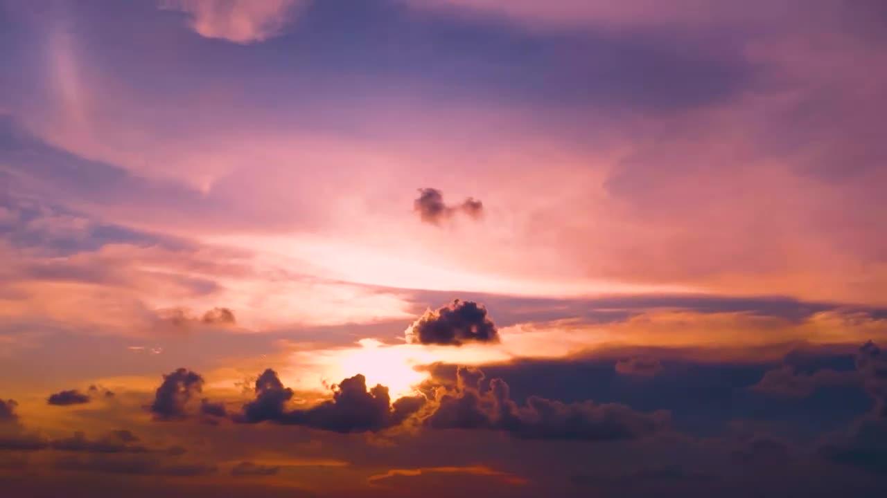 A Mesmerizing Sunset with Majestic Clouds - One News Page VIDEO