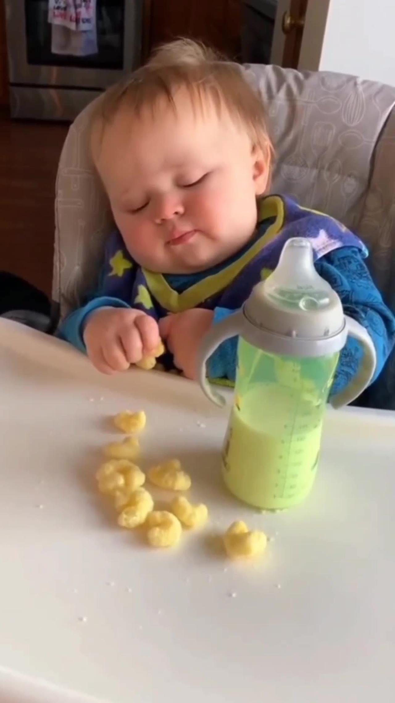 Sleeping beby funny moments video - One News Page VIDEO