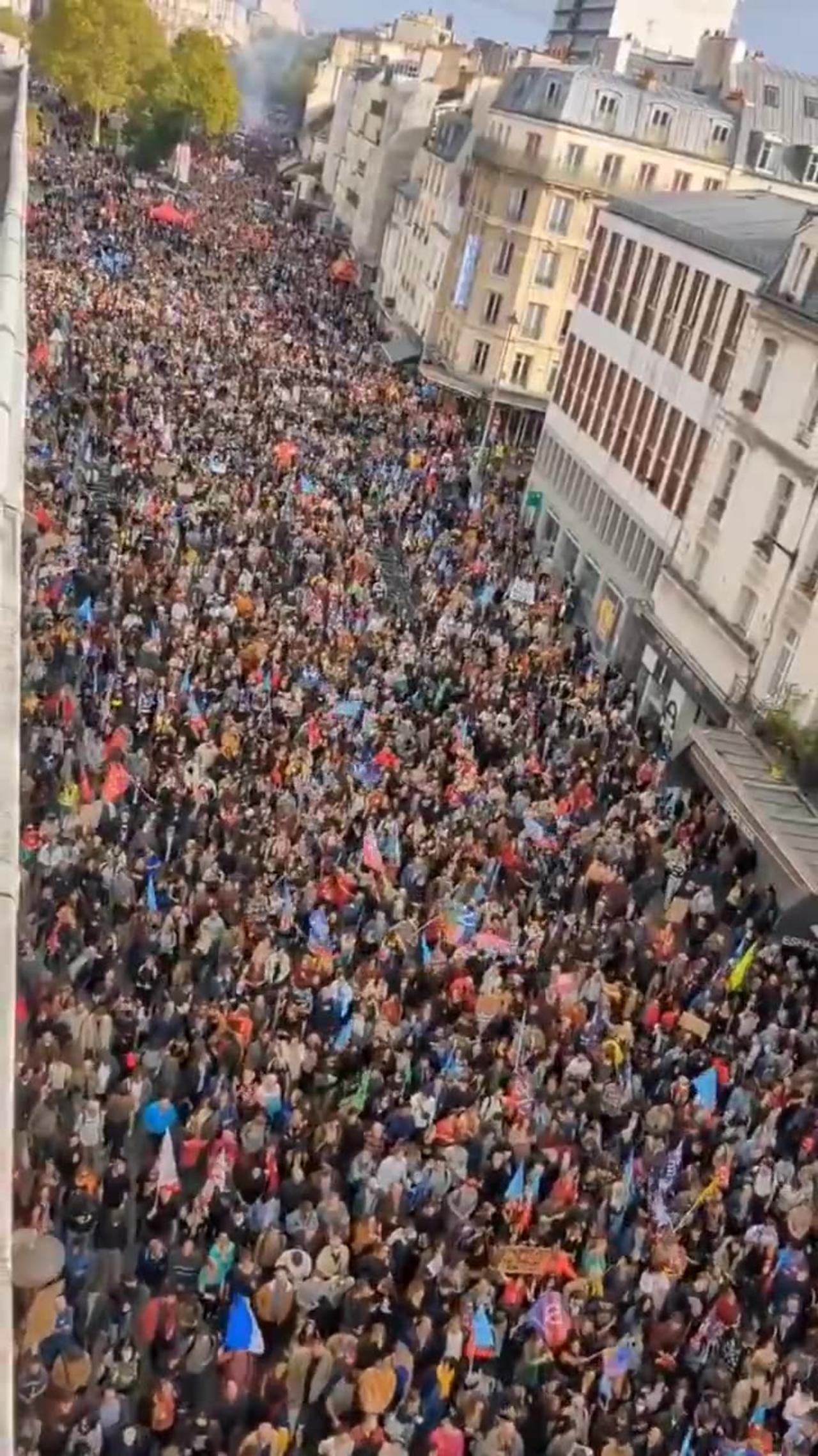 Massive protests on the streets of Paris over - One News Page VIDEO