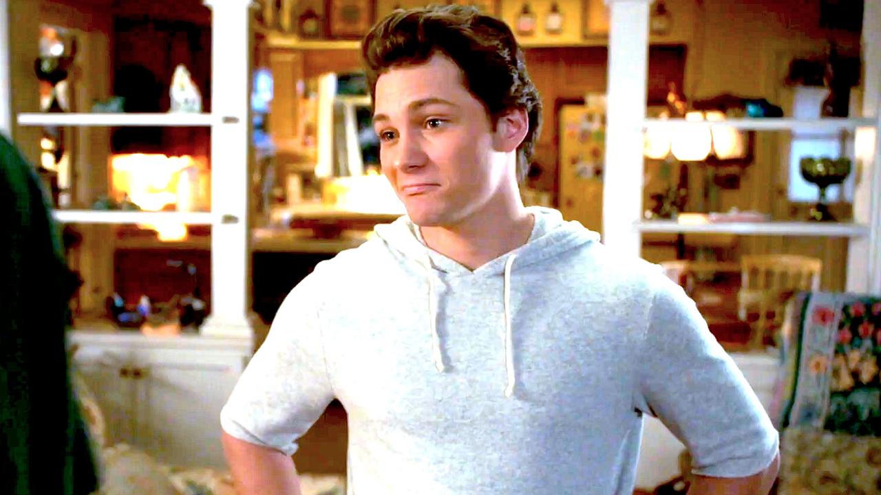 Sneaking Around on the Upcoming Episode of - One News Page VIDEO