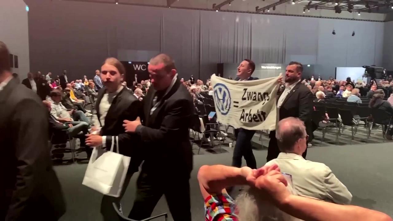 Protester throws cake at VW Chairman during AGM - One News Page VIDEO