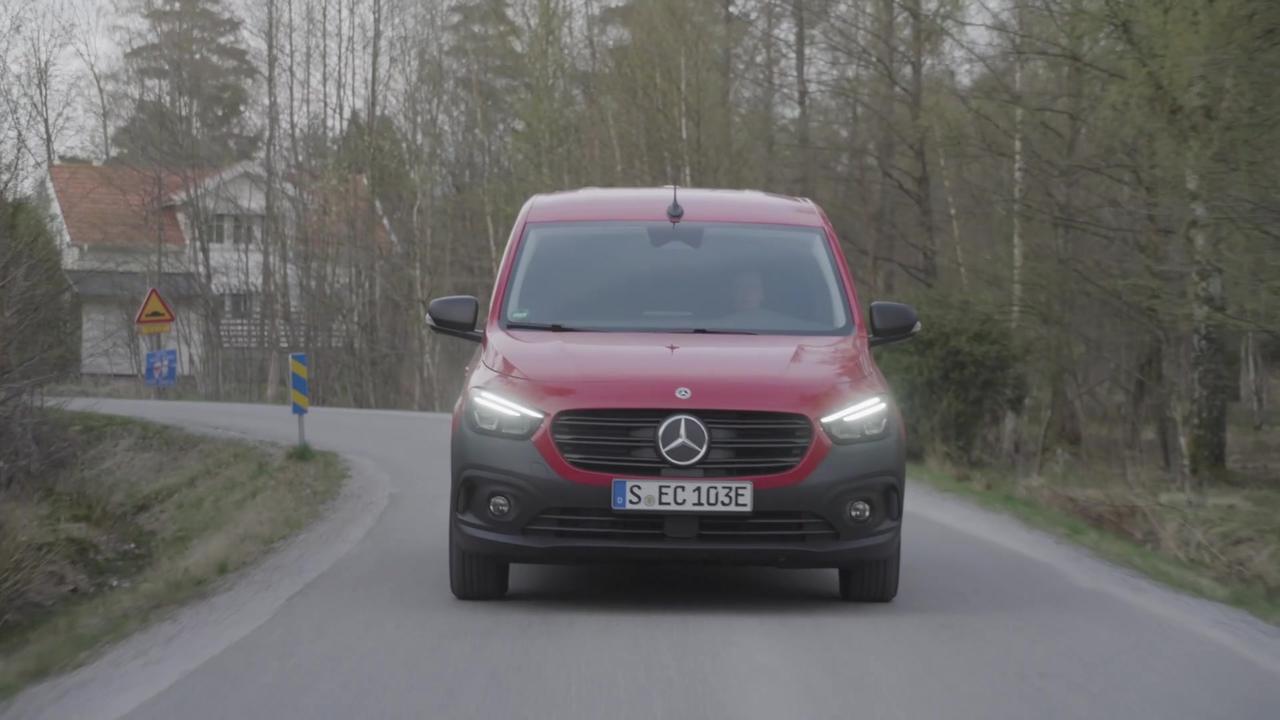 Mercedes-Benz eCitan in Lorandite red Driving - One News Page VIDEO
