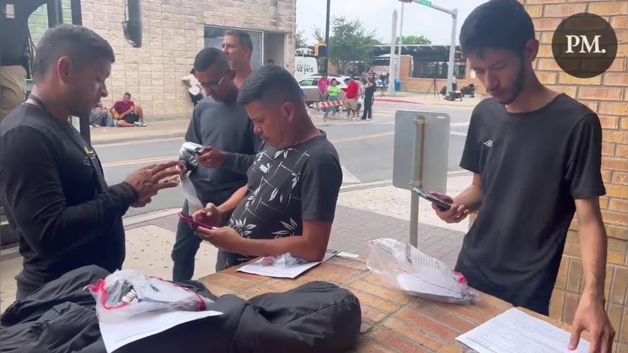 Migrants Are Receiving Phones After Crossing The - One News Page VIDEO