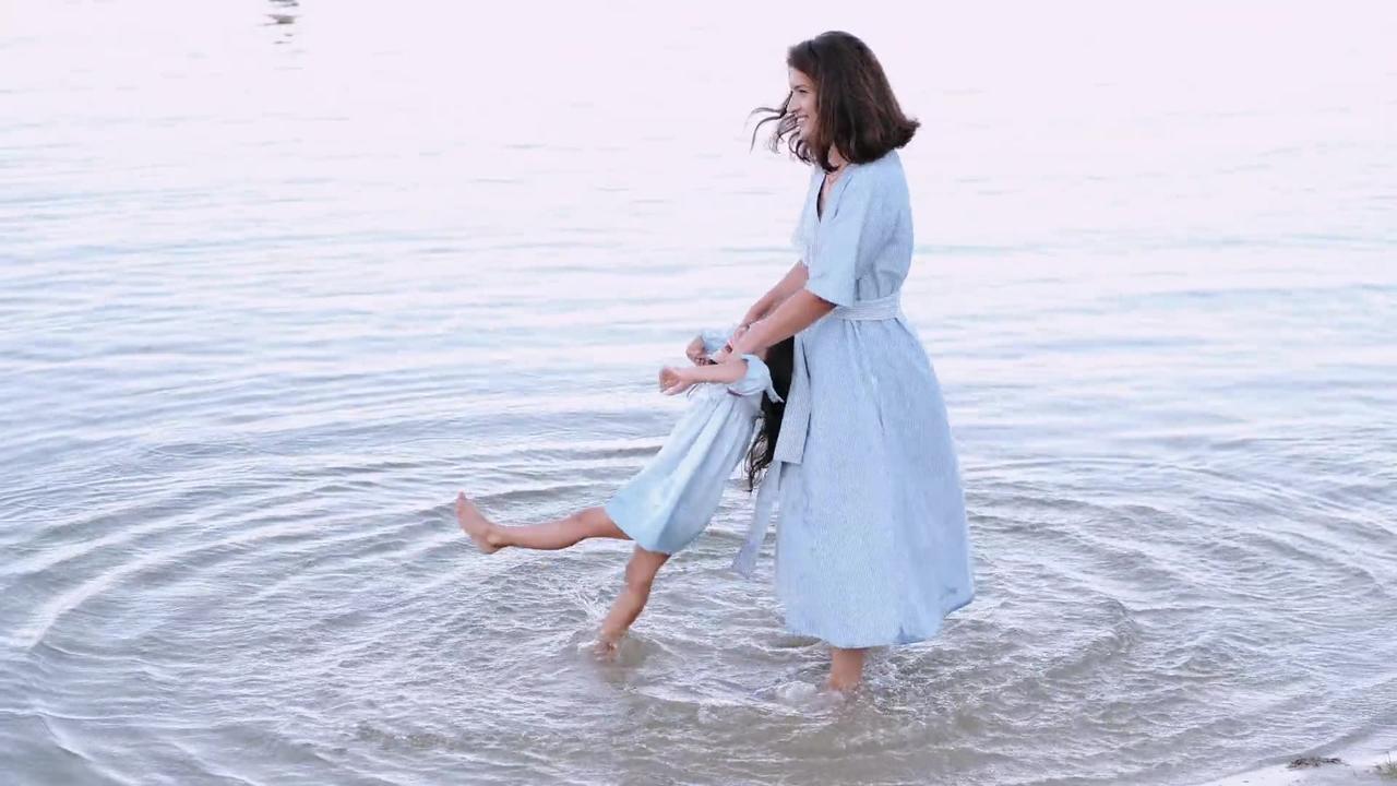 Mother play with her daughter in water - One News Page VIDEO