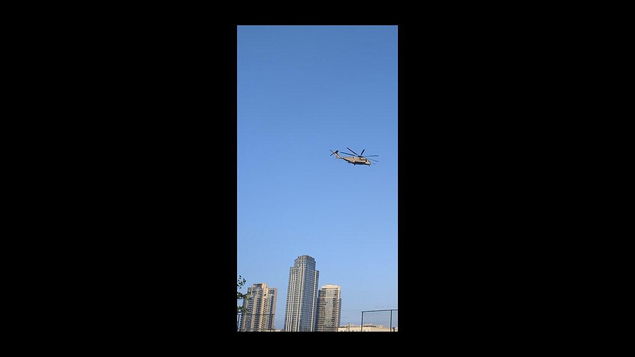 Military helicopter flyover in NYC - One News Page VIDEO