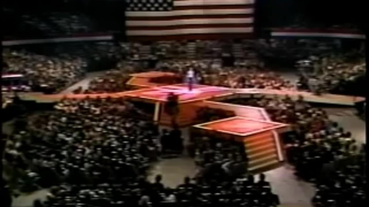 Robin Williams as the American Flag - One News Page VIDEO