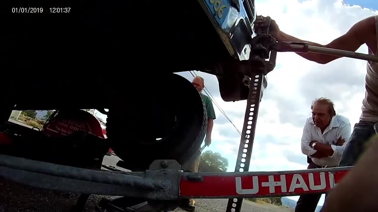 LIVE: Tow truck gets stuck in middle of road - One News Page VIDEO
