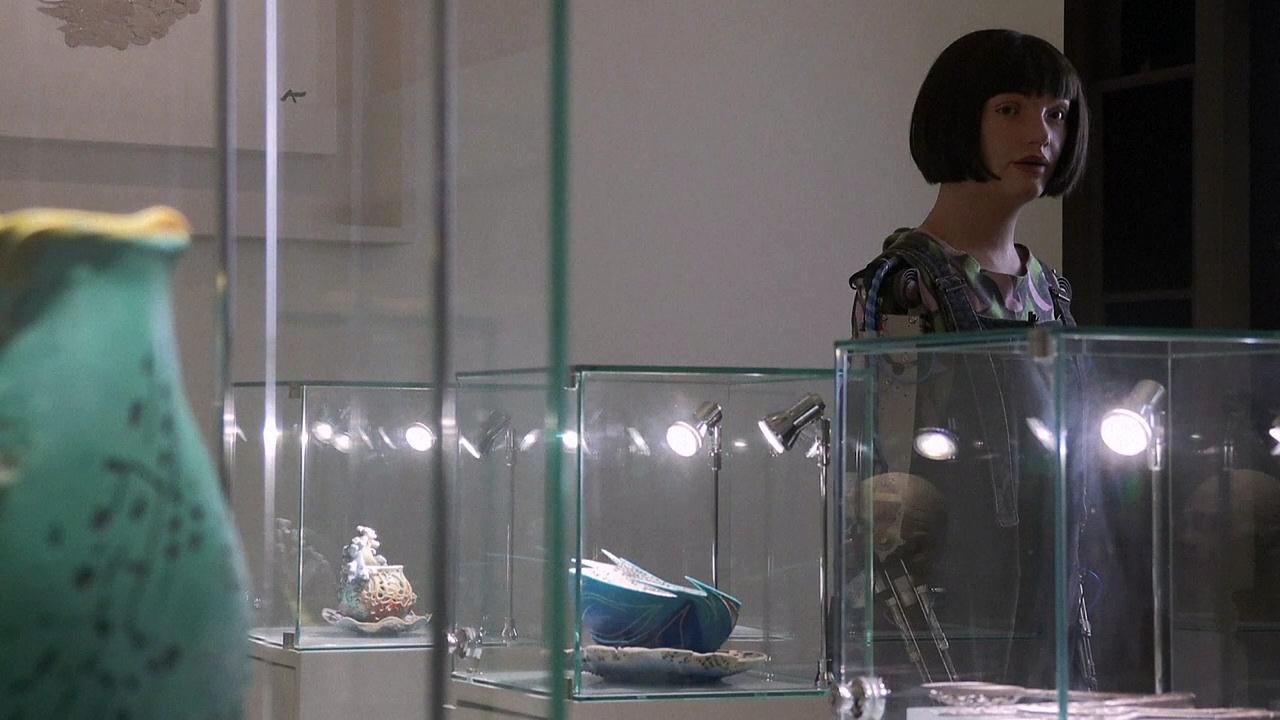 Robort artist steals the show at London Design - One News Page VIDEO