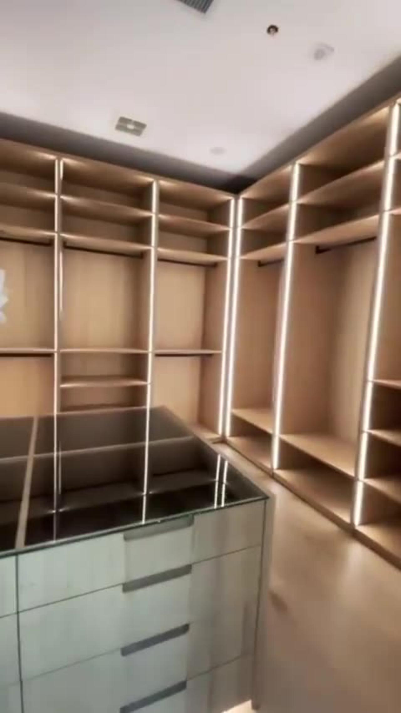 Huge Dress/Toilet Design - One News Page VIDEO