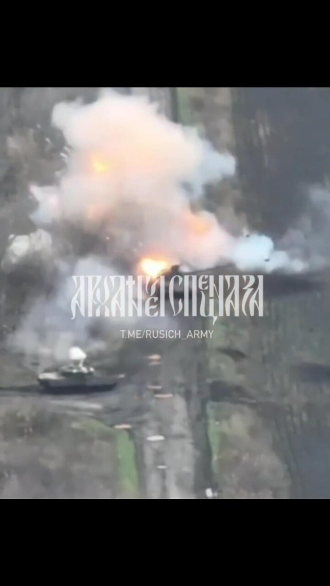 Ucrainian tank hit by Russian tank. - One News Page VIDEO