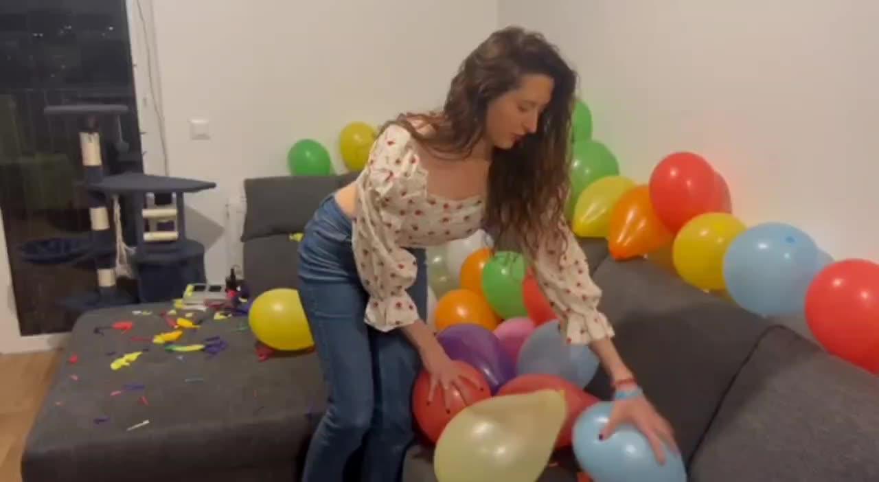 Girl pop Balloons /Fast bursting of balloons in - One News Page VIDEO