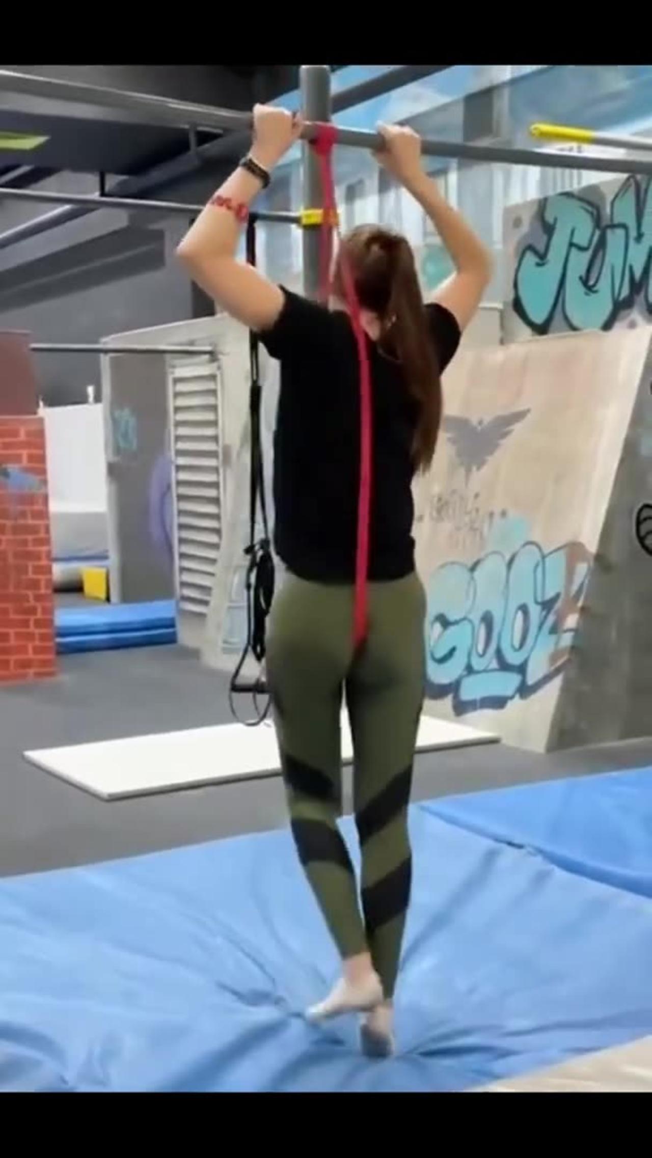 Girls hurts herself with strap in gym Fail! - One News Page VIDEO