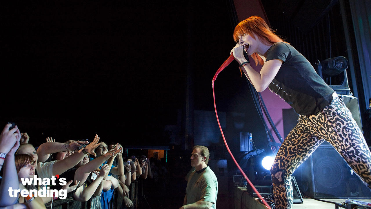 Paramore Fan Brought on Stage Met The Singer - One News Page VIDEO