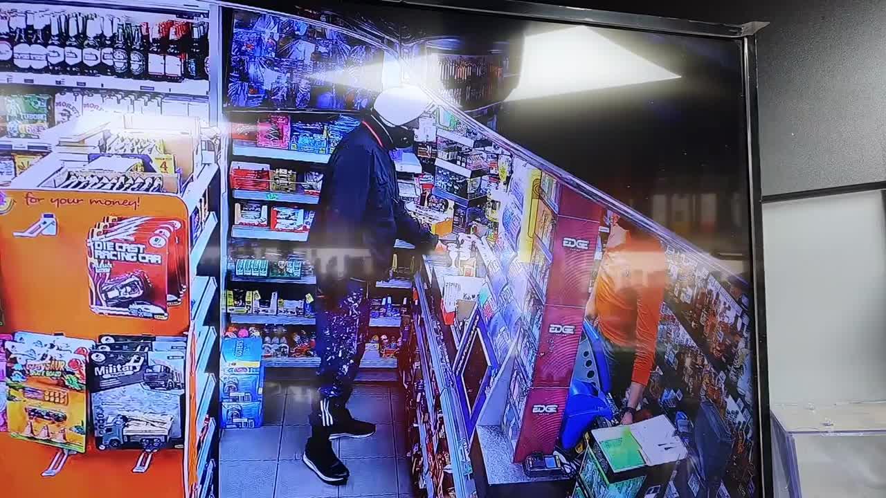 Brave shopkeeper foils armed robber by trapping - One News Page VIDEO