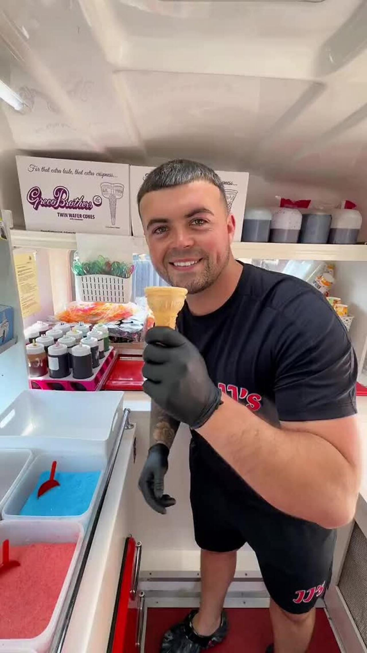 Guy catches a bunch of sprinkles in his mouth - One News Page VIDEO