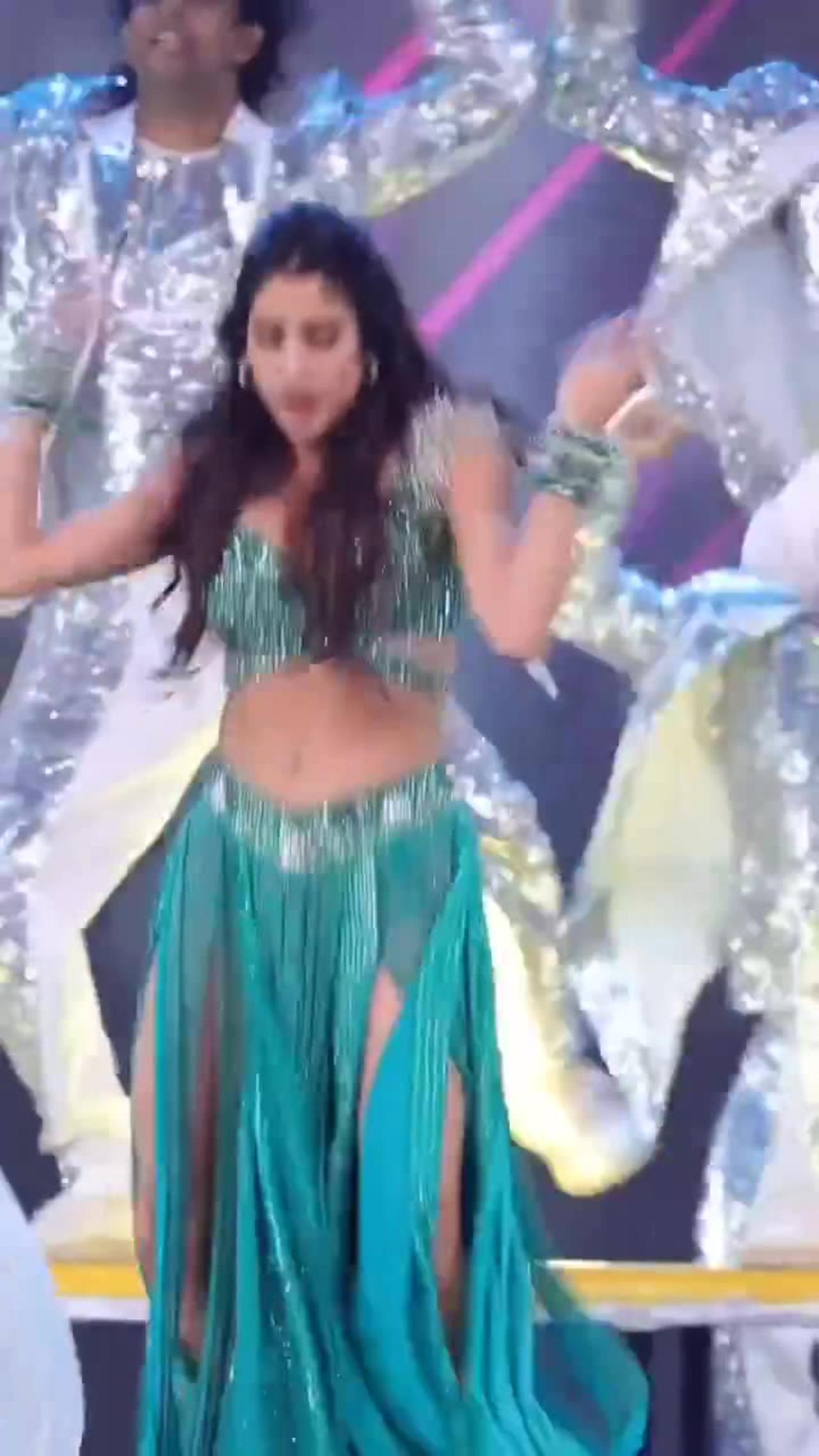 Jhanvi kapoor hot #foryou #shorts - One News Page VIDEO