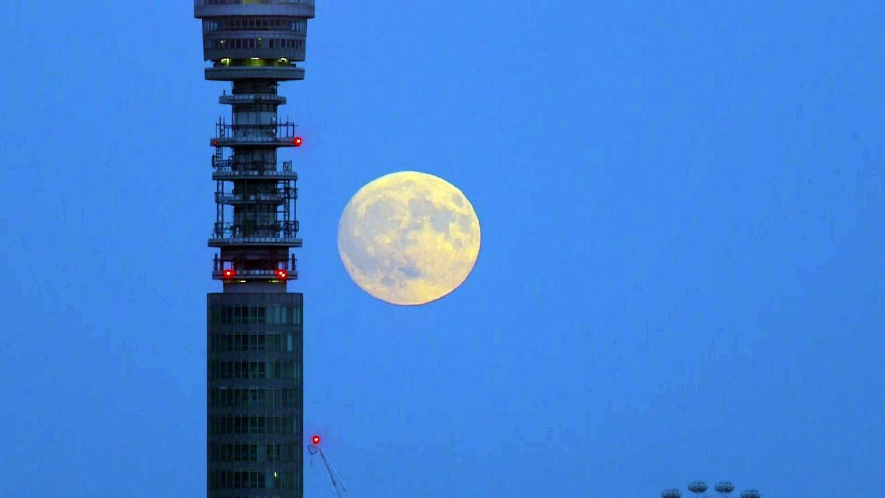 First supermoon of the year shines over London - One News Page VIDEO