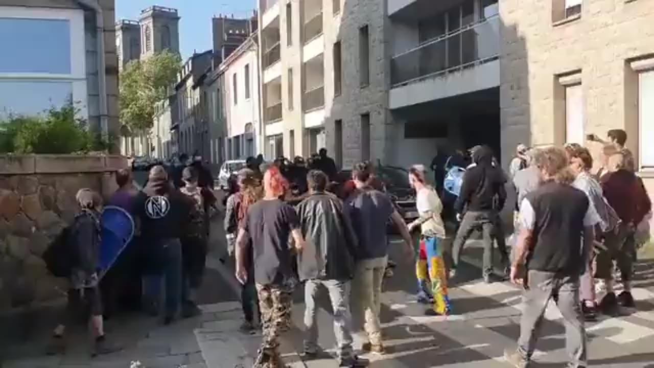 French Police Fight With Rioters In The Streets - One News Page VIDEO