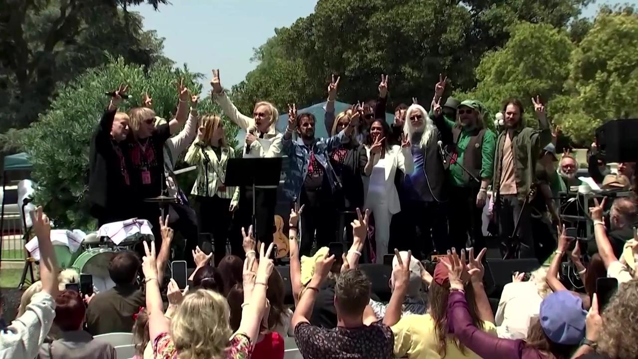 Ringo Starr spreads 'peace and love' - One News Page VIDEO