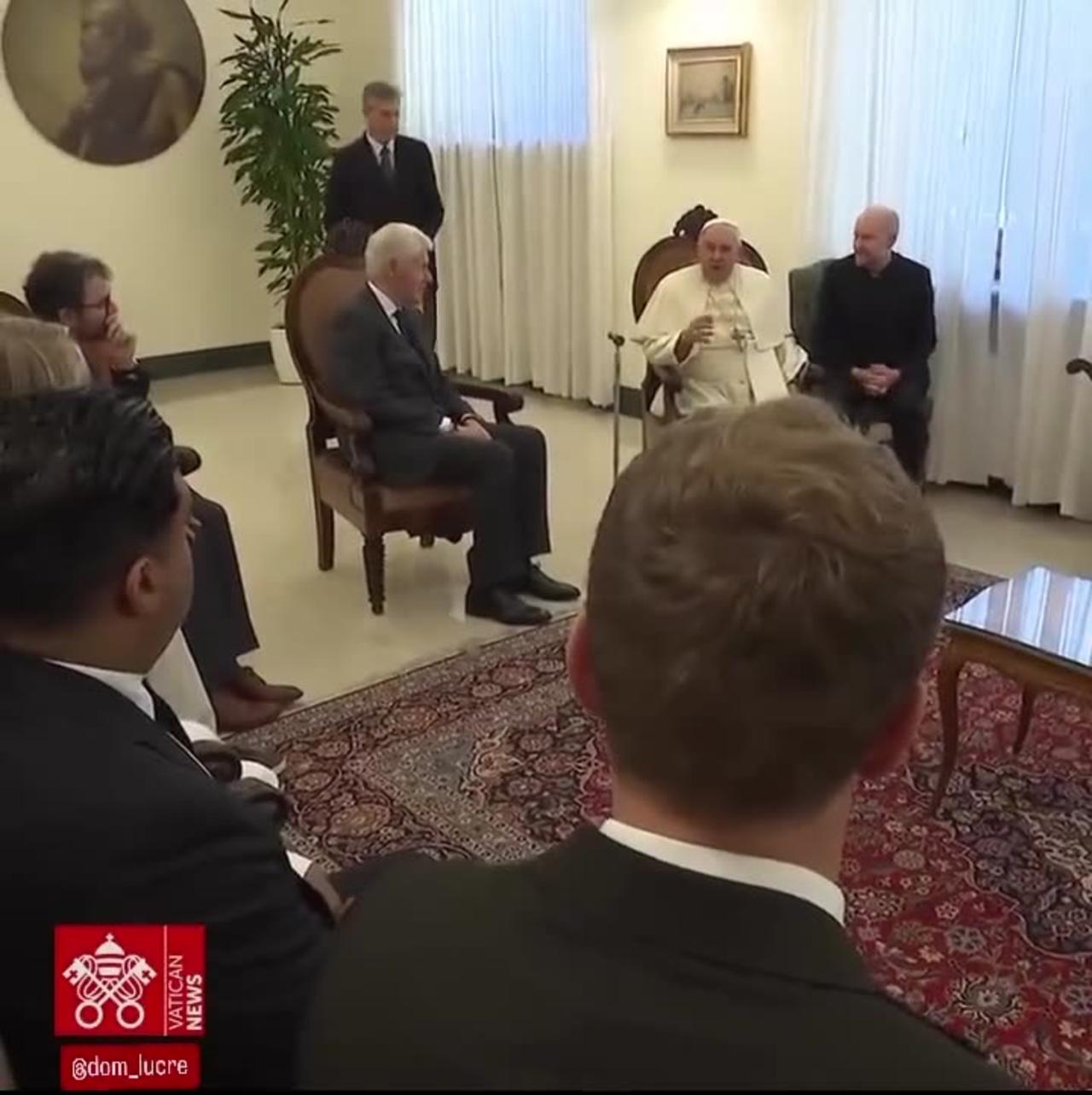 Papež František hostí ve Vatikánu Billa - One News Page VIDEO