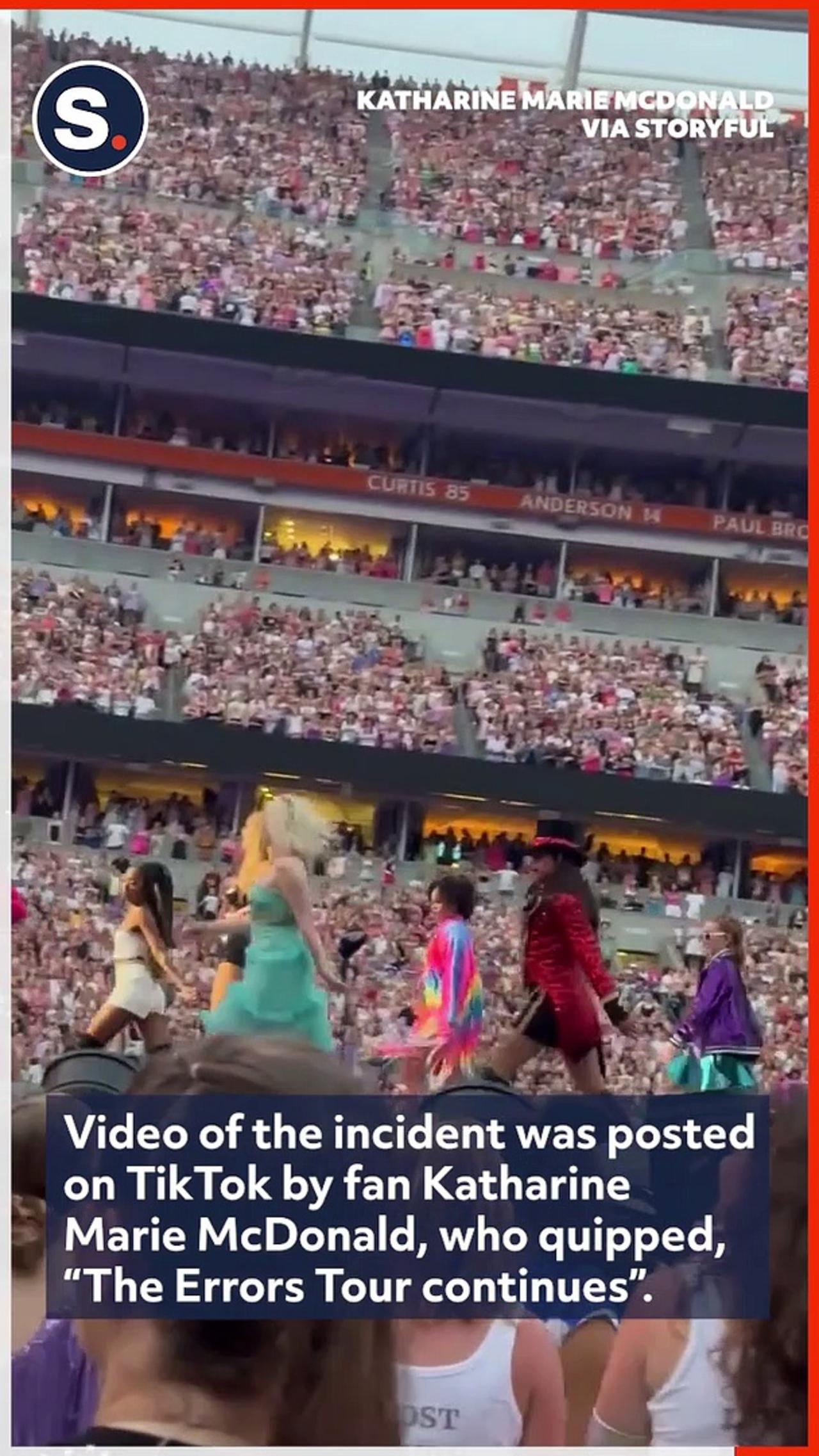 Taylor Swift Runs for It After Stage Malfunction - One News Page VIDEO