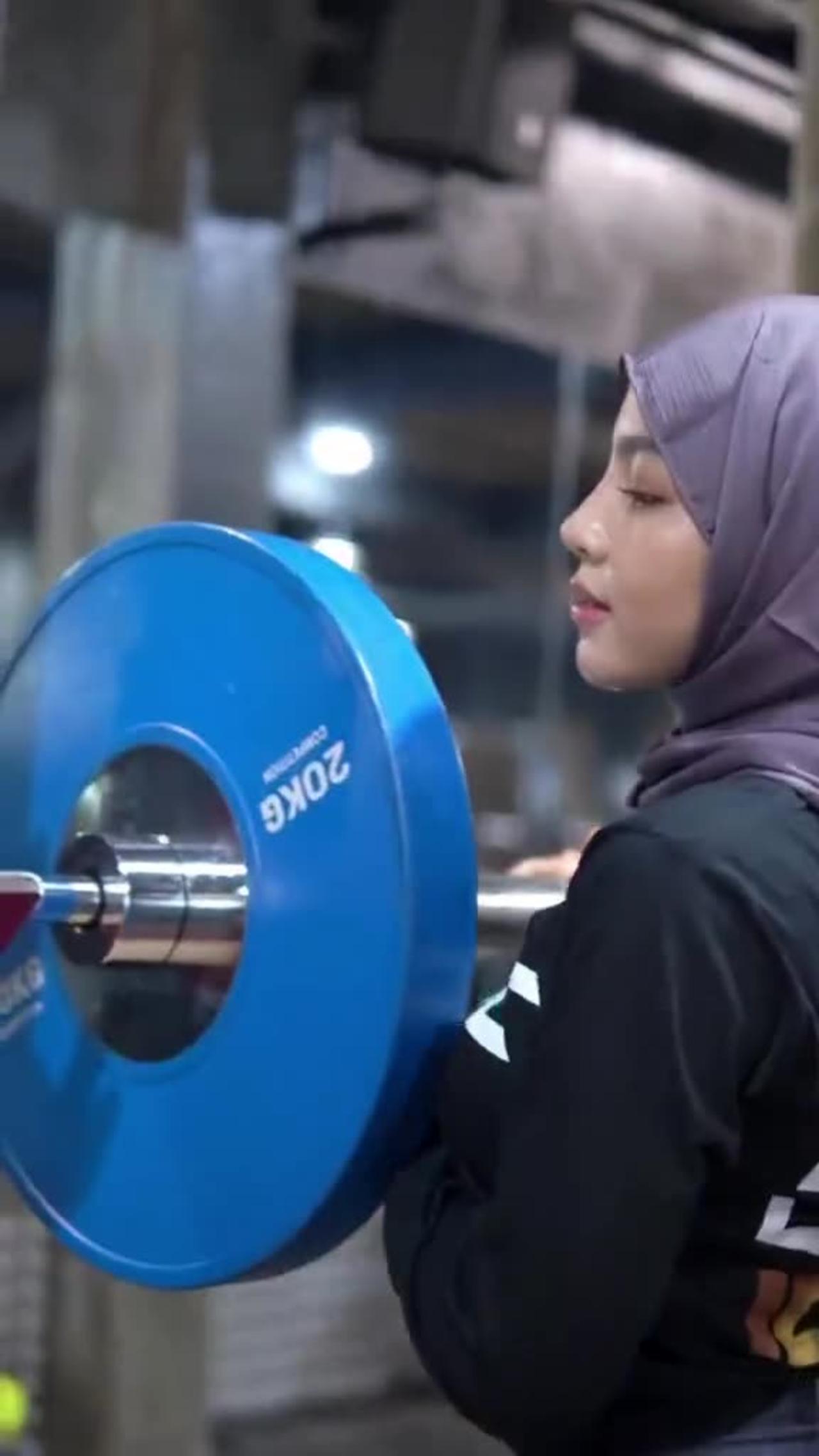 Beautiful girl gym strong hijab - One News Page VIDEO