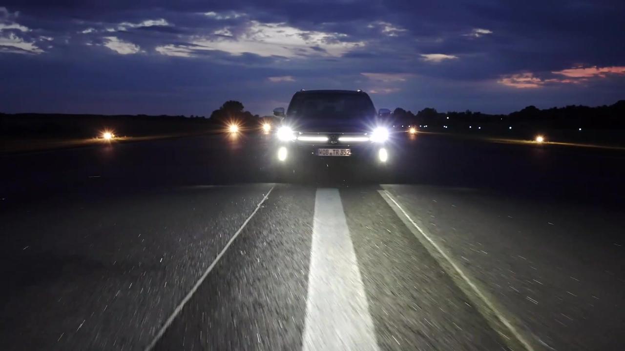 Volkswagen T-Roc R in Lapiz Blue Night Driving - One News Page VIDEO