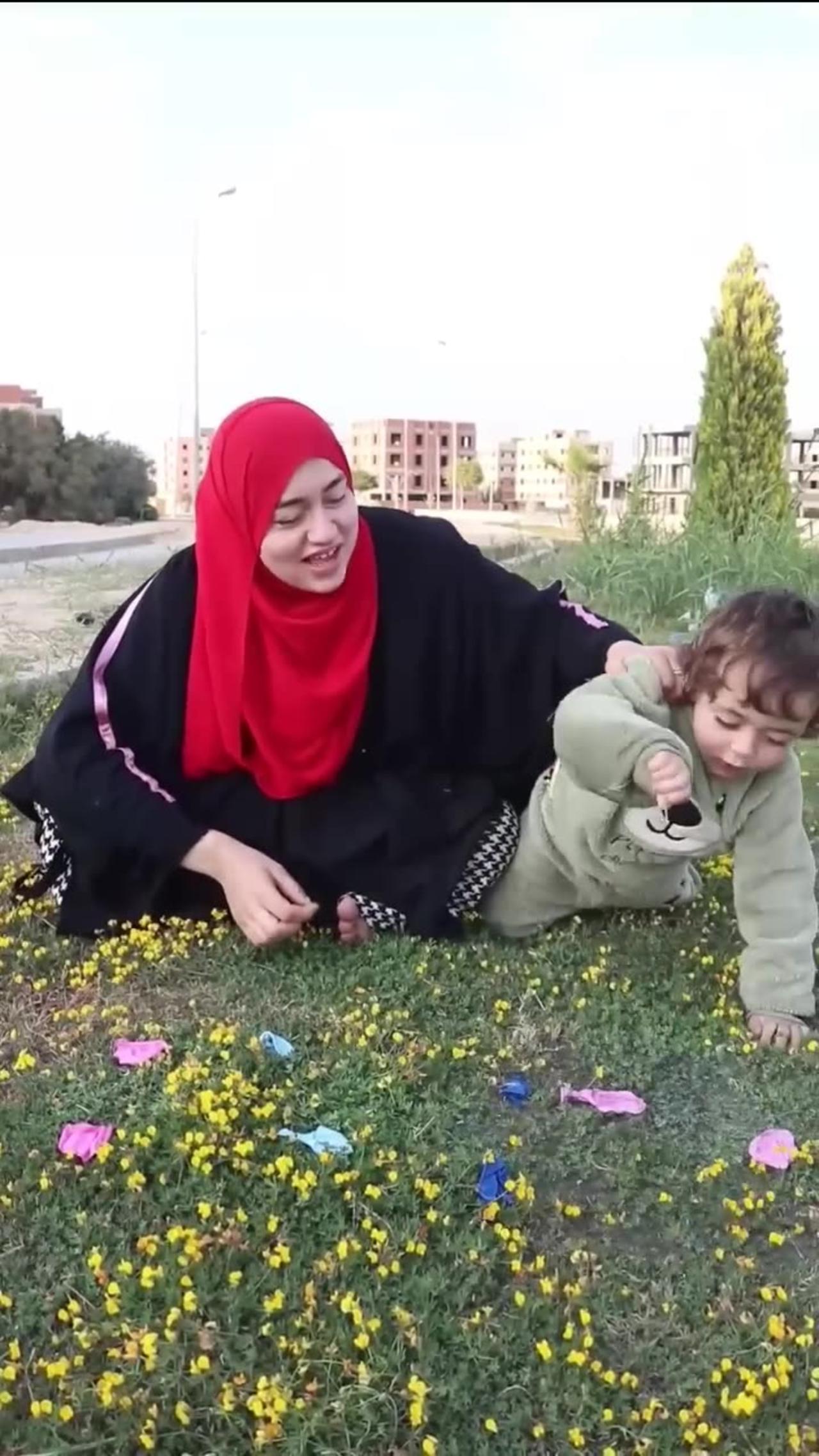 Mummy and son playing with balloons popping - One News Page VIDEO