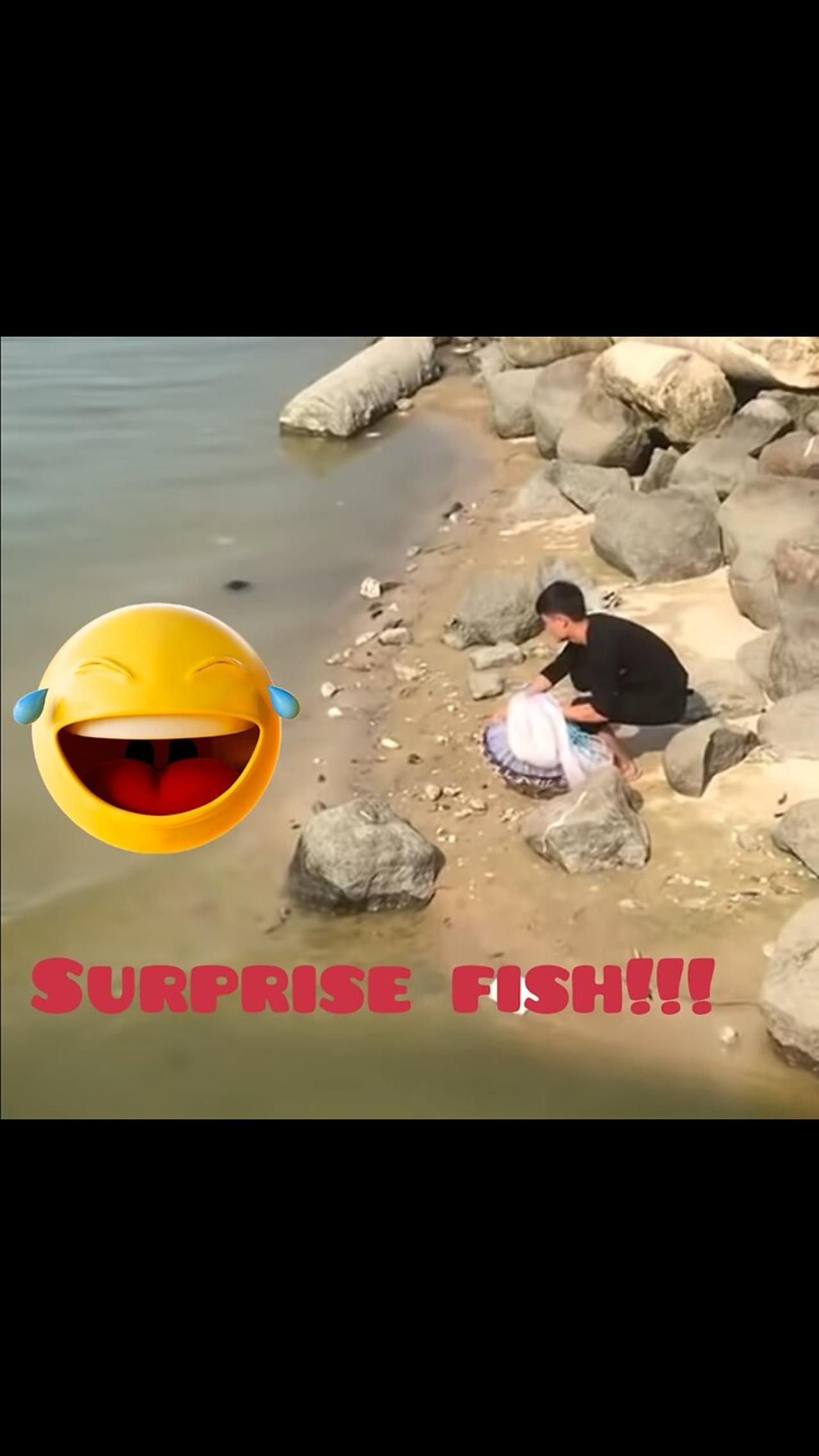 Surprise fish!! Amazing cast net action!! - One News Page VIDEO