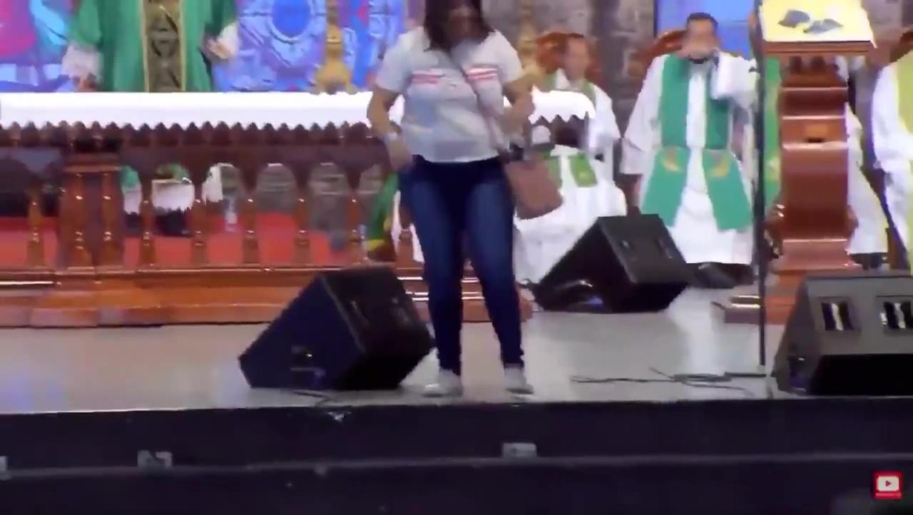 Woman violently pushes Priest off stage during - One News Page VIDEO