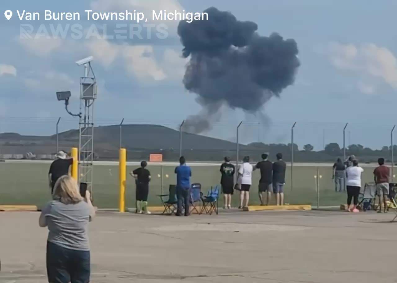Michigan - Jet Crashed Into Apartment Building - One News Page VIDEO