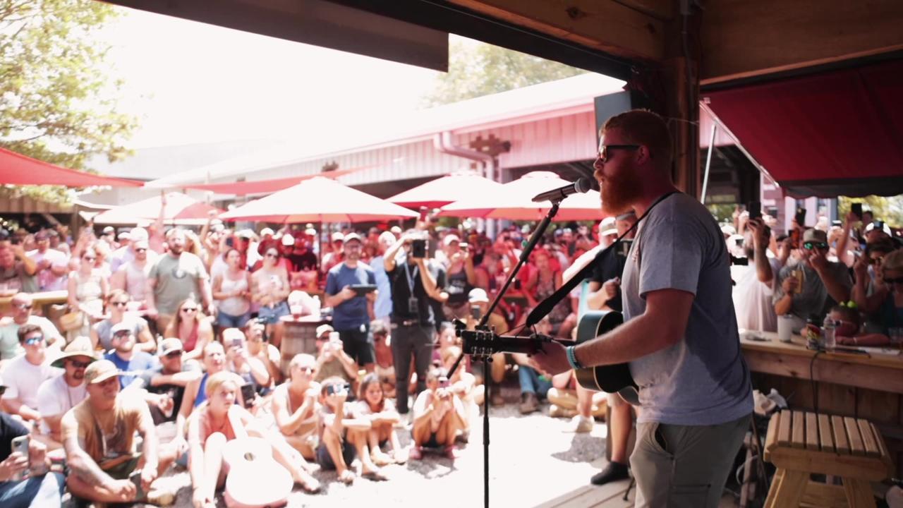 Rich Men North of Richmond LIVE - One News Page VIDEO