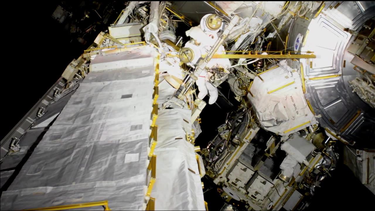 NASA ASTRONAUTS WALK IN SPACE OUTSIDE THE SPACE - One News Page VIDEO