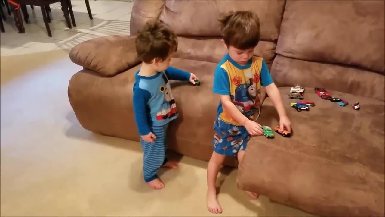 Brothers Fighting Over Toy Cars - One News Page VIDEO