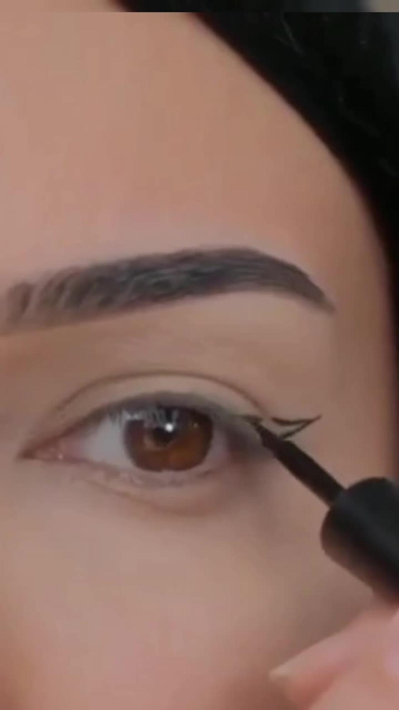Mastering the Art of Applying Eyeliner - One News Page VIDEO