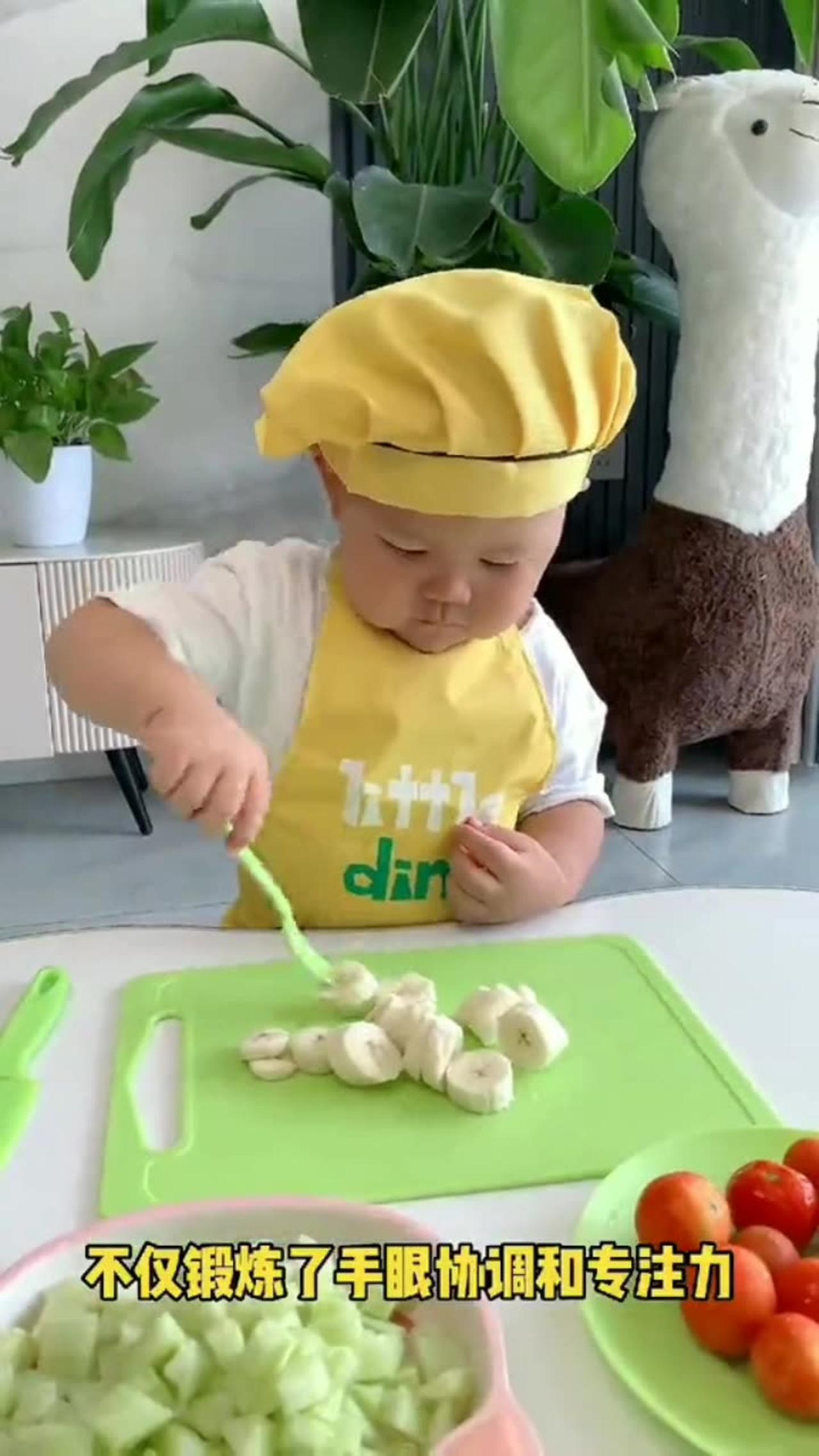 Cute little baby help their family/ funny/ - One News Page VIDEO