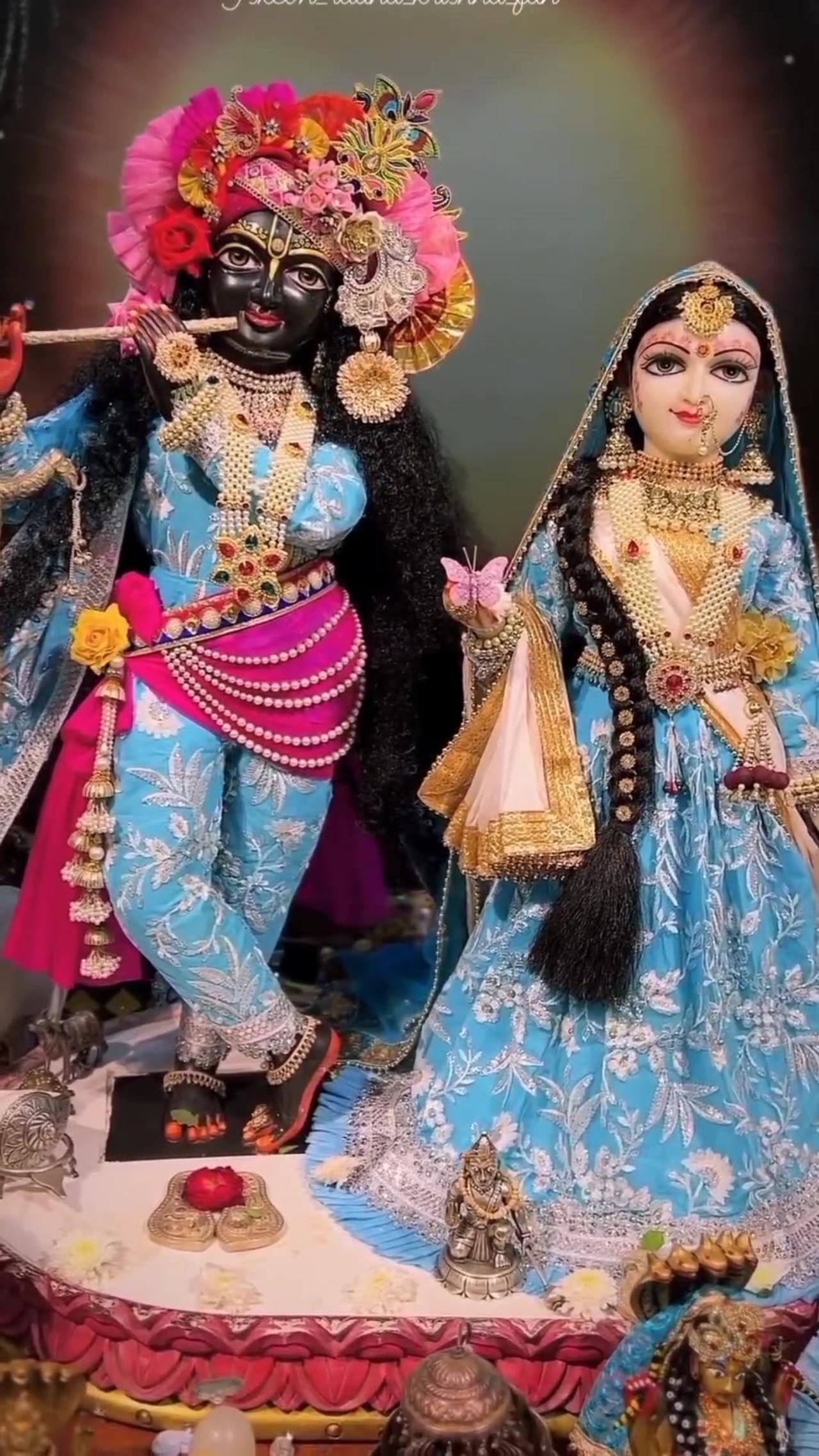 Shri Krishna with Radha in Vrindavan - One News Page VIDEO