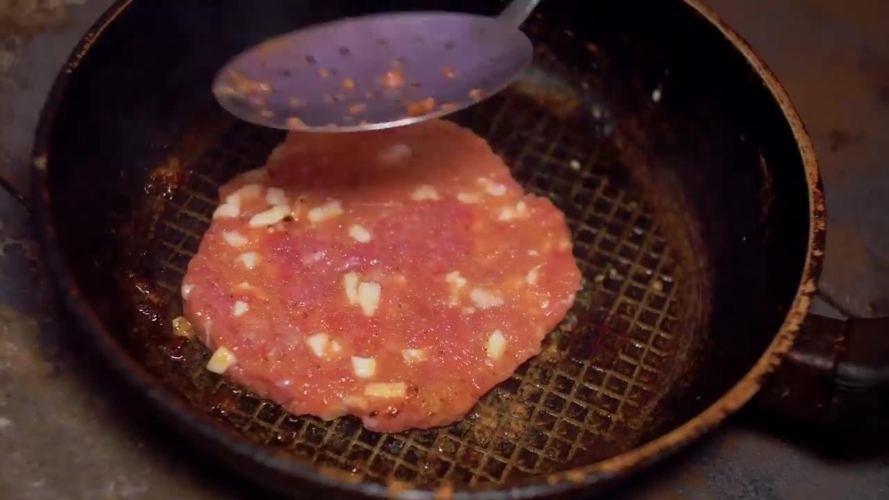A woman in the mountains makes the BEST BURGERS. - One News Page VIDEO