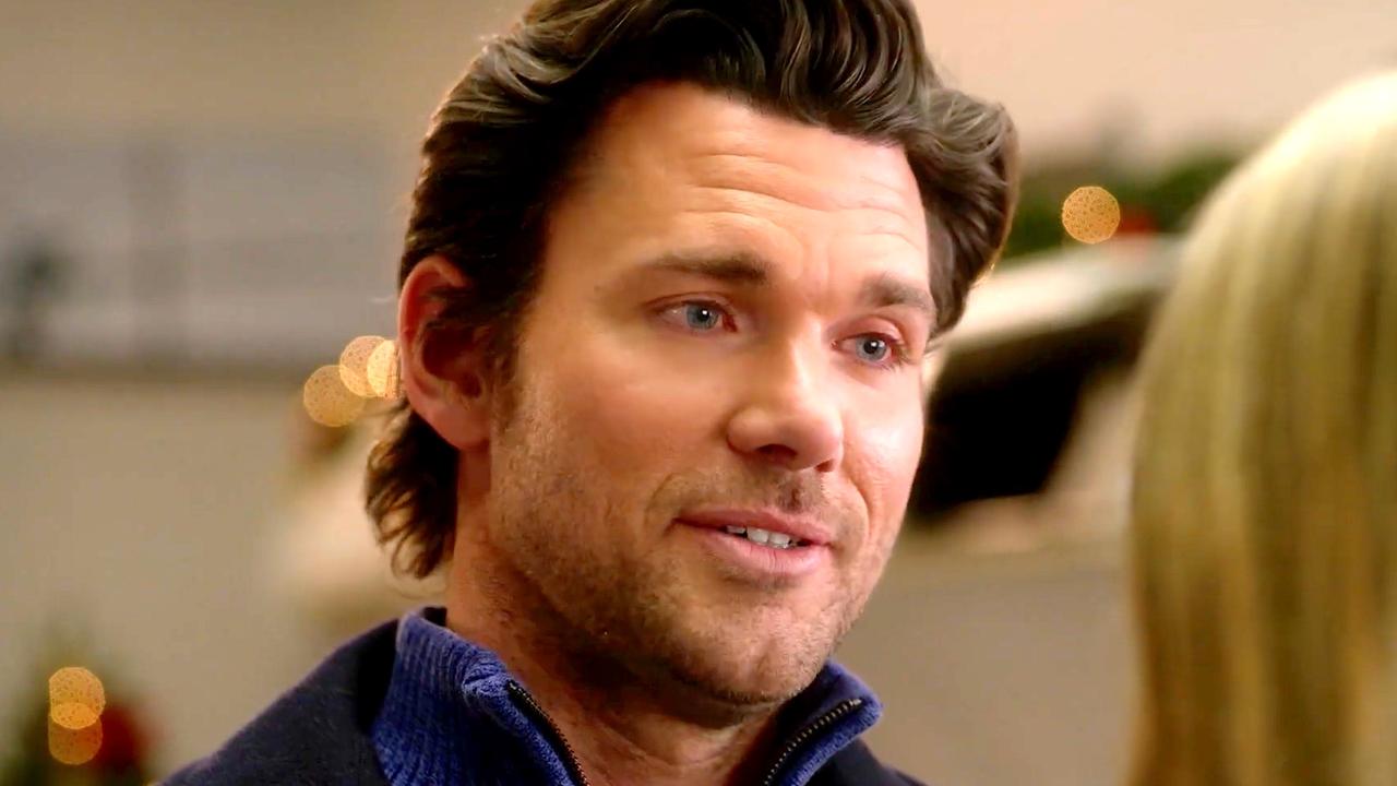 First Look at Hallmark’s Checkin’ It Twice - One News Page VIDEO