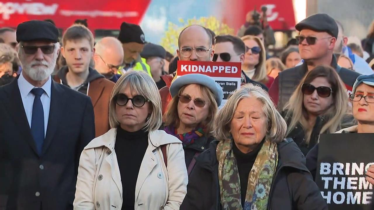 Hundreds gather at vigil for Israeli victims of - One News Page VIDEO