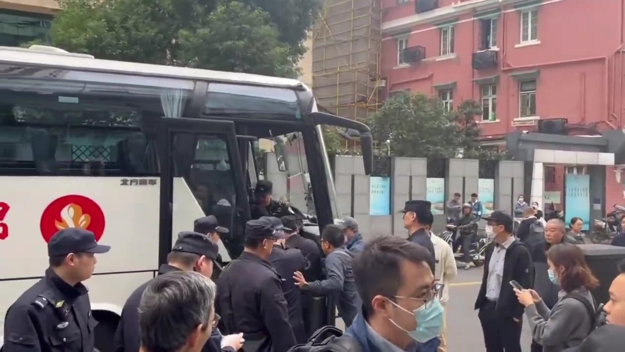 CCP police bus takes away protesting residents - One News Page VIDEO