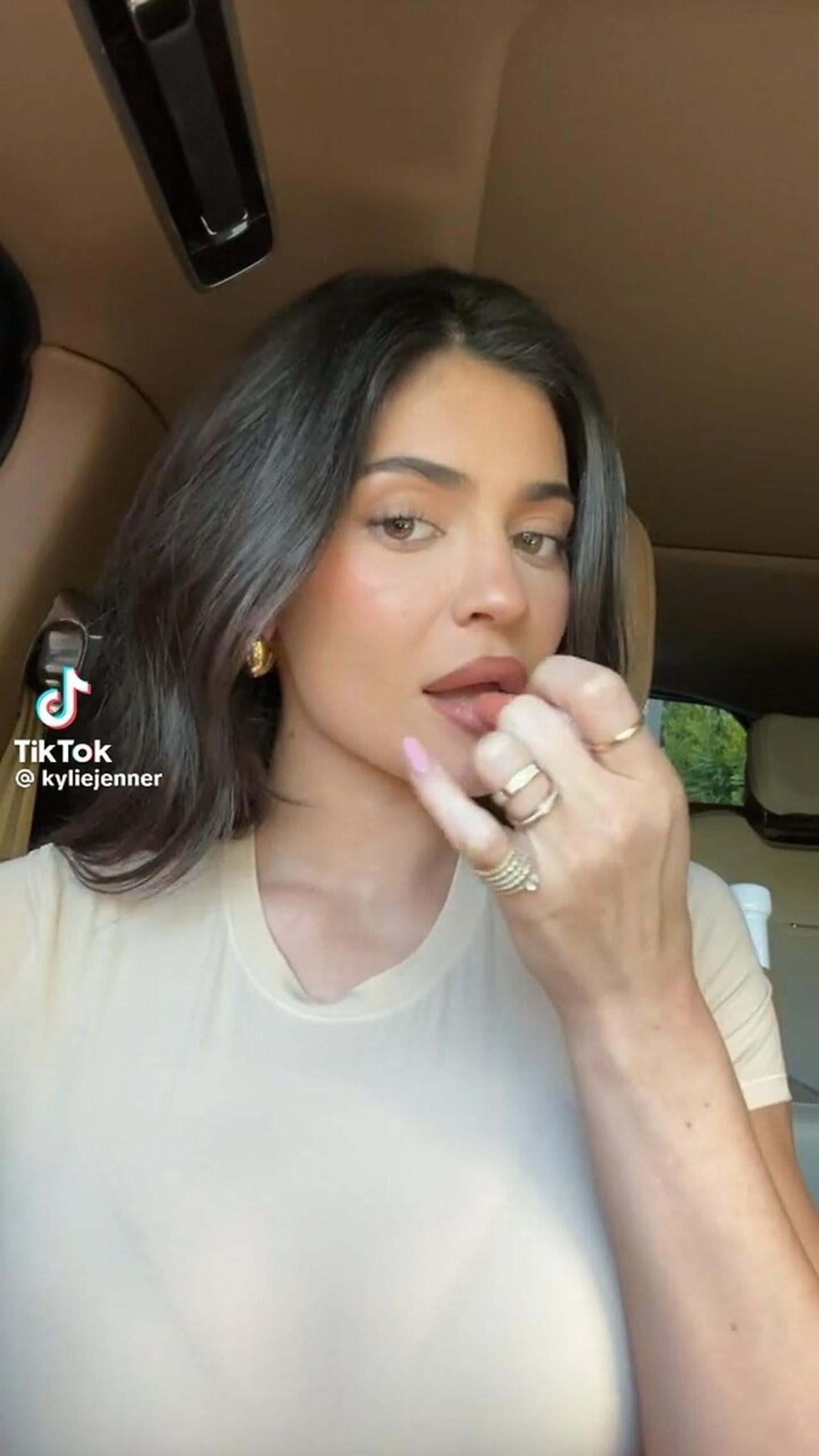 Kylie jenner doing her makeup - One News Page VIDEO
