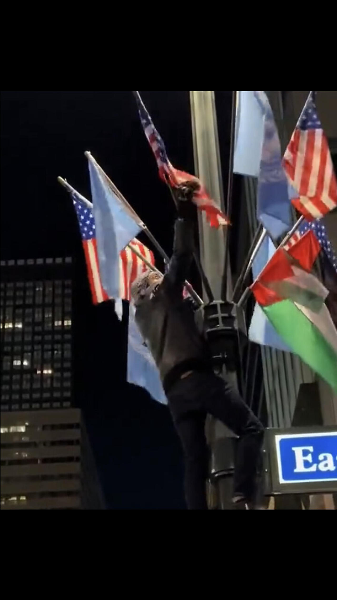 NYC: Gaza protesters rip down US flags on - One News Page VIDEO