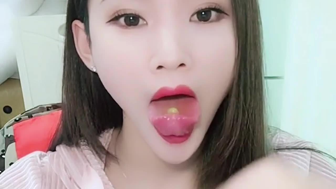 Chinese girl showing her tongue tricks - One News Page VIDEO