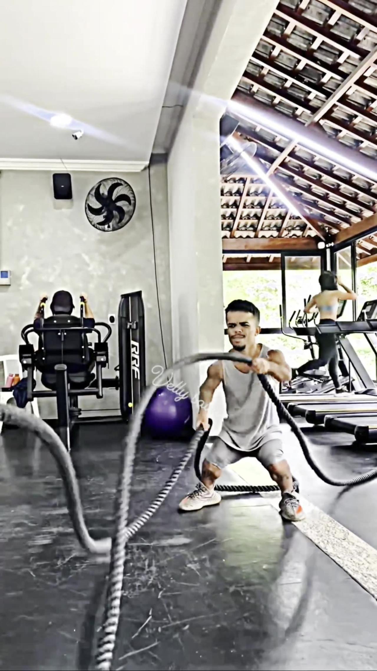 Dwarf funny rope battle Ateeq Chaudhry - One News Page VIDEO