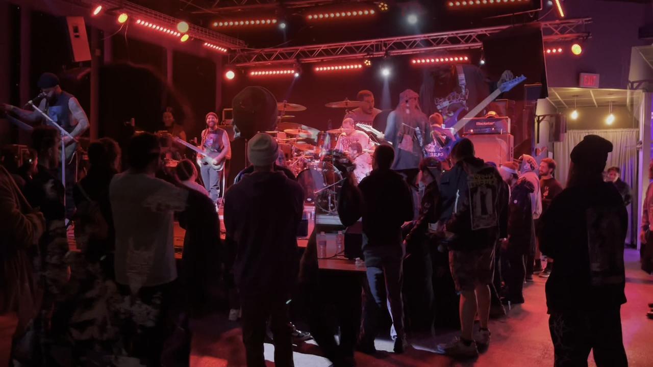 The Machinist at the Deck the Buzz Balls Fest at - One News Page VIDEO