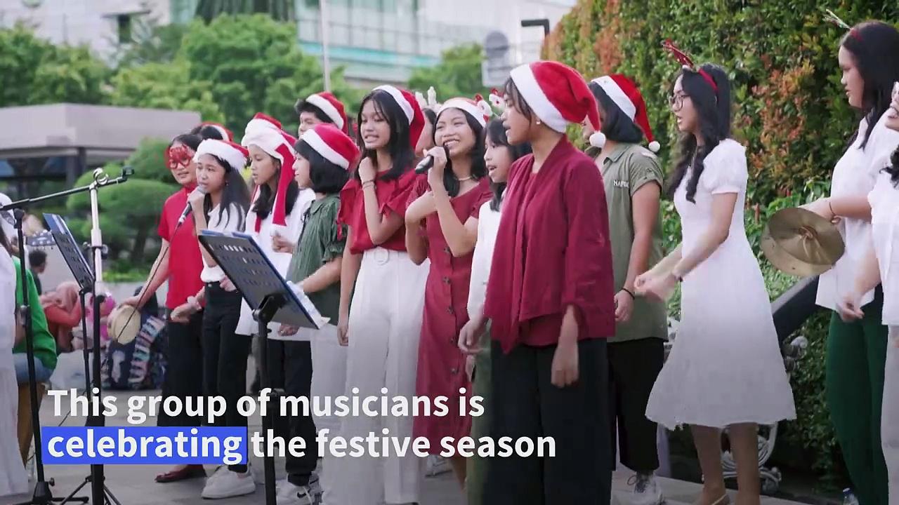 Indonesian singers spread Christmas joy on the - One News Page VIDEO