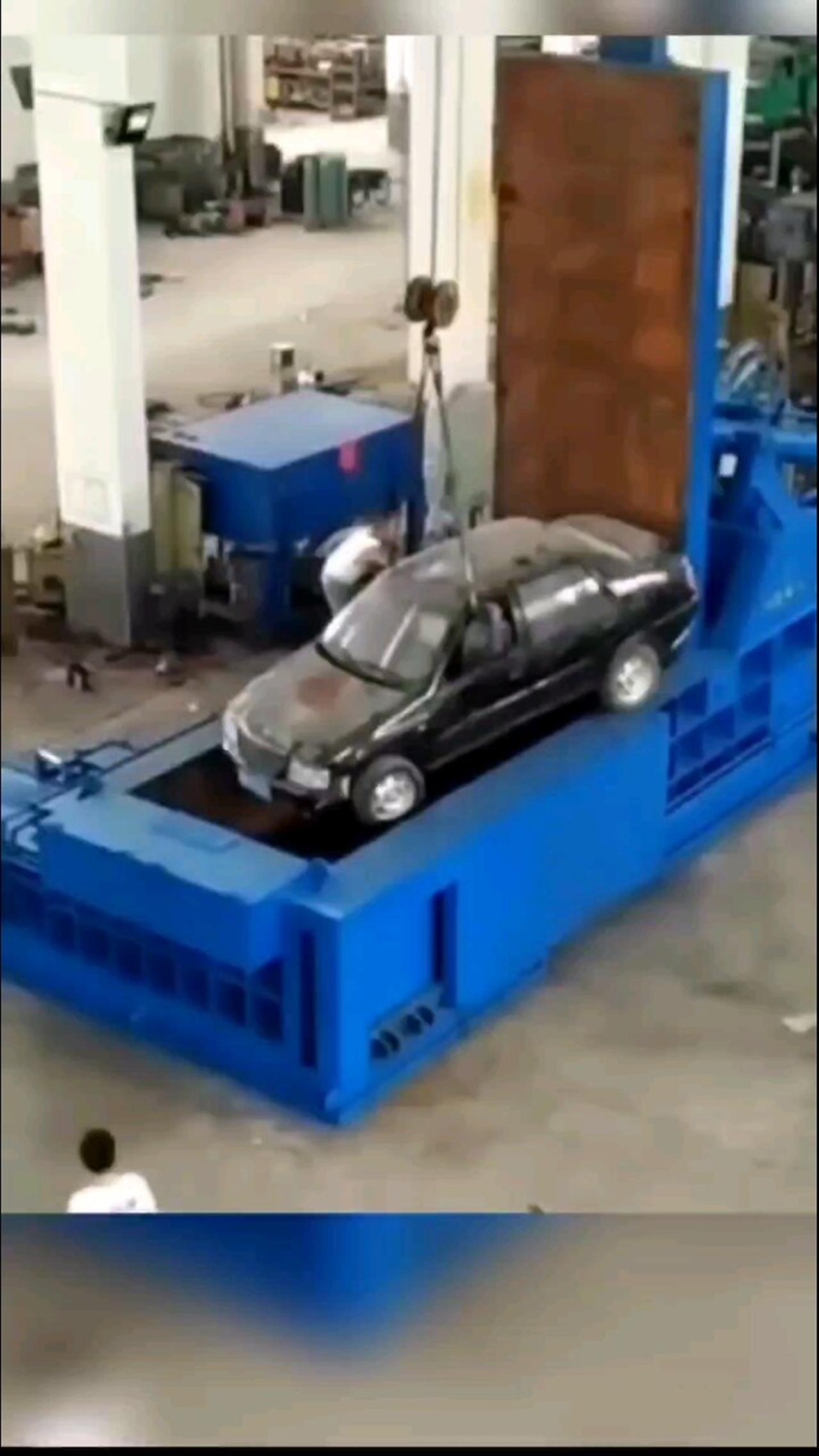 Powerful Car Crusher and Compactor - One News Page VIDEO